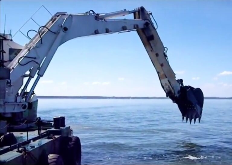 Backhoe dredger (PC1400 equivalent) - VL Maritime Services (Pty) Ltd